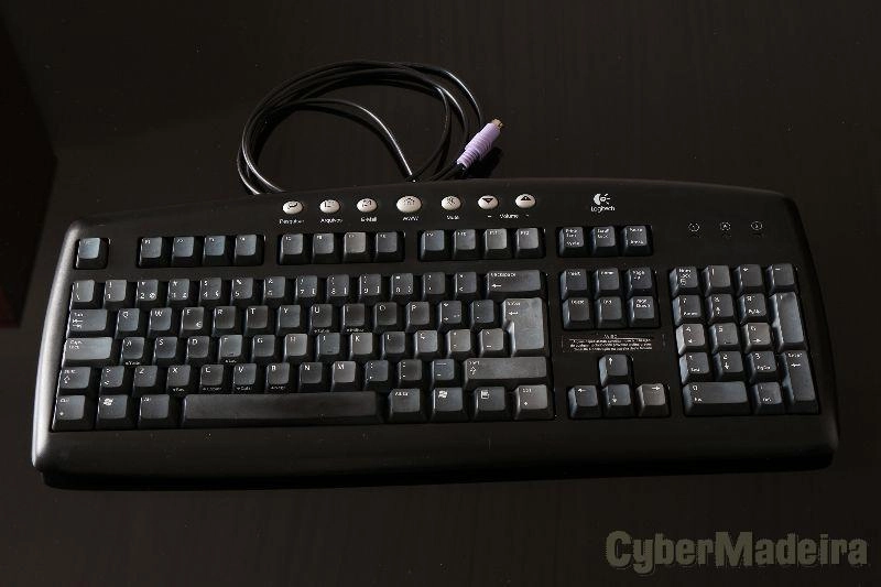 Teclado Logitech com ficha PS/2 - preto - Cyber Madeira